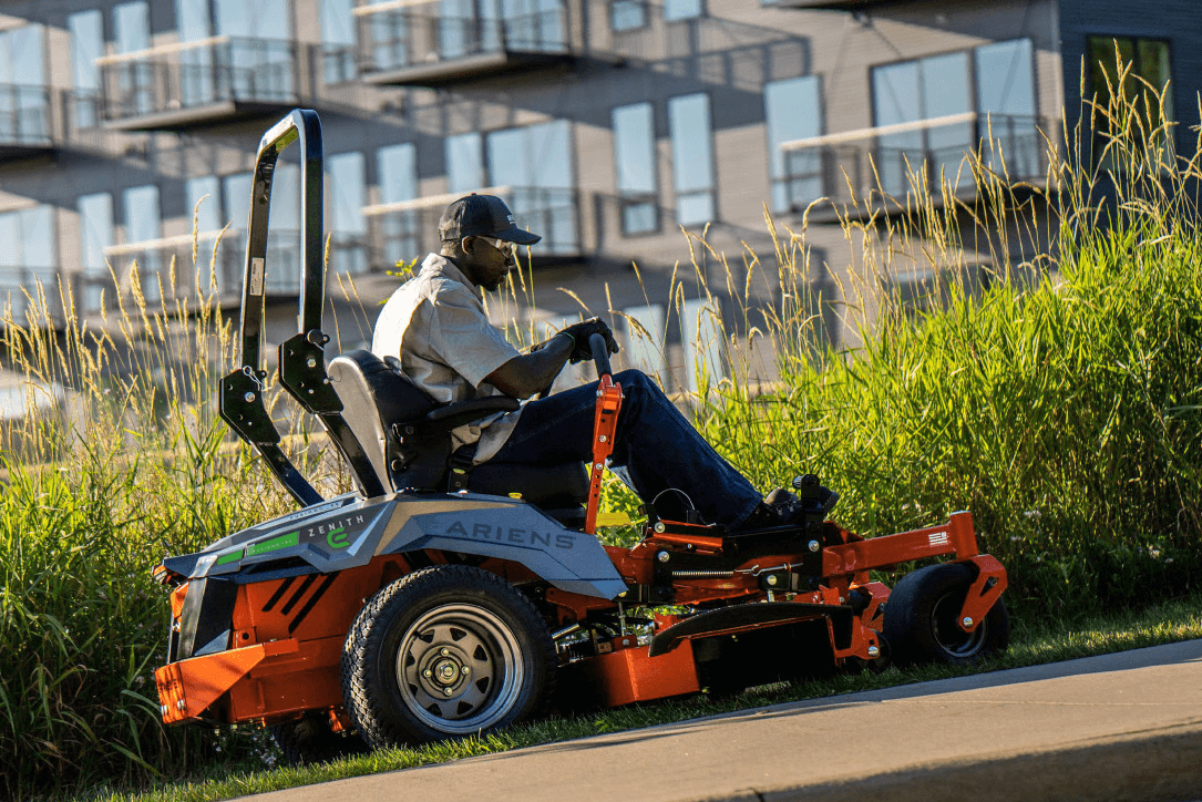 De elektrische zitmaaier van Ariens - met accu snelwisselsysteem